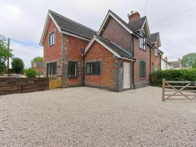 Deal! 2 BA 3 bedroom semi detached house for rent in Cottage O.