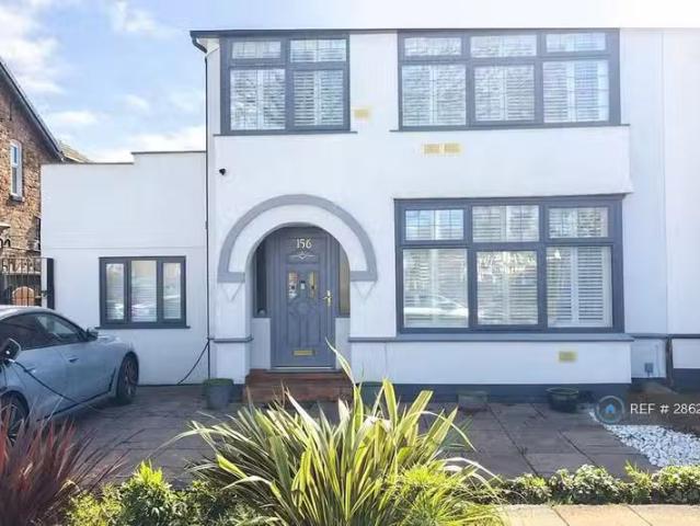 Cozy 2 BA 3 bedroom semi detached house for rent in Edge Lane.