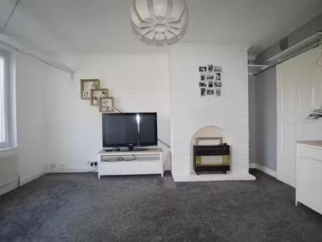 Nice 2 BA 3 bedroom semi detached house for rent in Fenwick Dr.