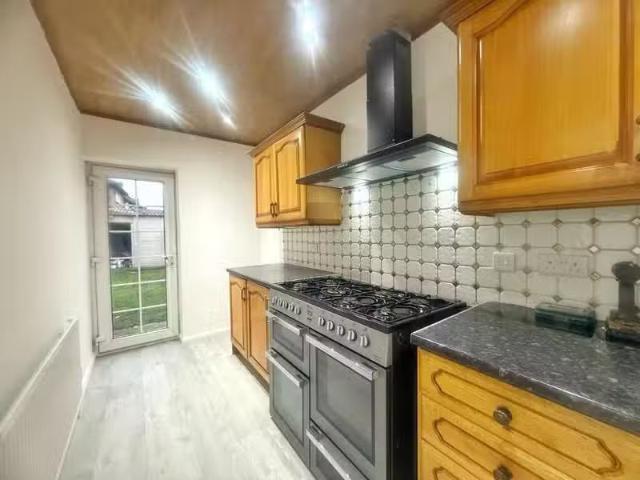 Cozy 2 BA 3 bedroom semi detached house for rent in Southbury.