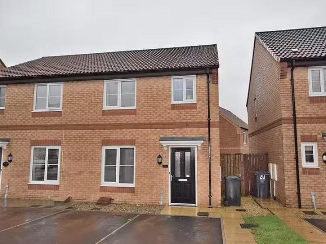 Cozy 2 BA 3 bedroom semi detached house for rent in Tulip Aven.