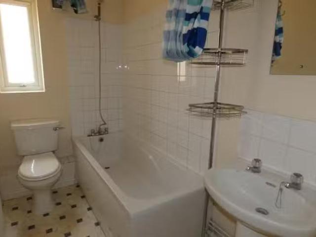 Cozy 2 BA 3 bedroom semi detached house for rent in The Street.
