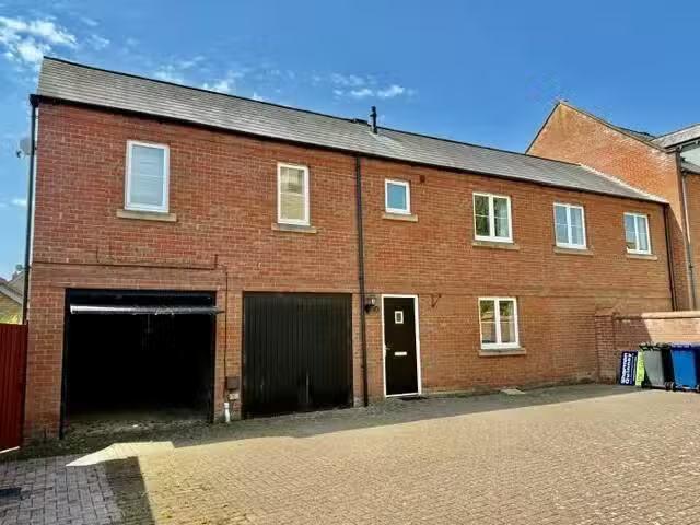 Cheap 2 BA 3 bedroom semi detached house for rent in 10 Merle.