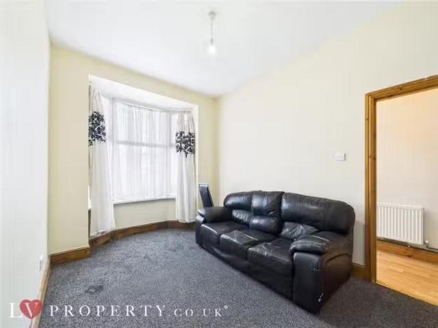Charming 2 BA 4 bedroom terraced house for rent in Archibald R.
