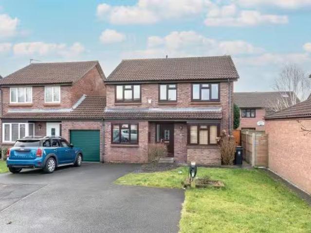 Cheap 2 BA 4 bedroom terraced house for rent in Belmont Drive.