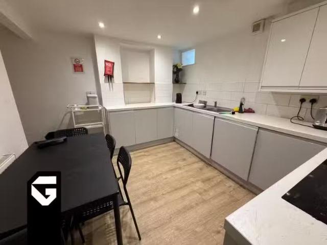 Deal! 2 BA 4 bedroom terraced house for rent in Blenheim Stree.