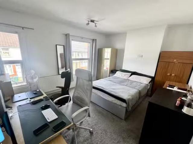 Cheap 2 BA 4 bedroom terraced house for rent in Kensington Roa.