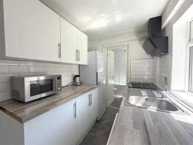 Nice 2 BA 4 bedroom terraced house for rent in Mostyn Road, Ed.