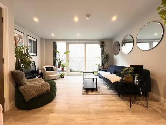 Deal! 2 BA 4 bedroom apartment for rent in Wells Walk, Forest.