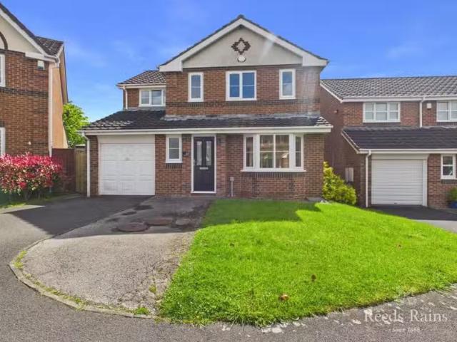 Deal! 2 BA 4 bedroom detached house for rent in Telford Close.