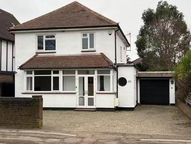 Rental! 2 BA 4 bedroom detached house for rent in The Ridgeway.