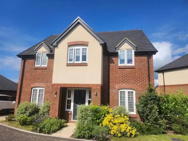 Cozy 2 BA 4 bedroom detached house for rent in Winter Crescent.