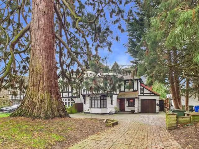 Cozy 2 BA 4 bedroom detached house for rent in Canons Drive, E.