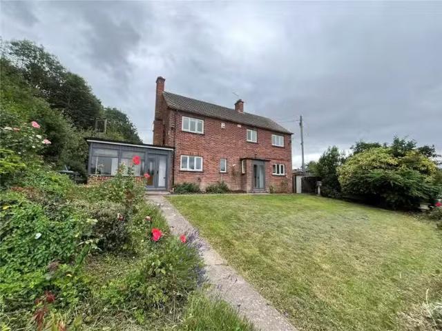 Cheap 2 BA 4 bedroom detached house for rent in Detached four.