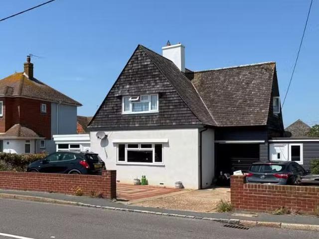 Cheap 2 BA 4 bedroom detached house for rent in Eastbourne Roa.