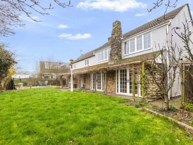 Nice 2 BA 4 bedroom detached house for rent in Gainsborough Ro.