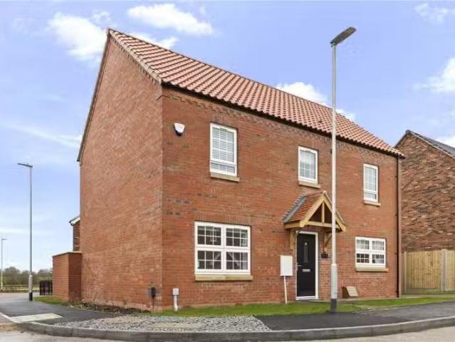 Deal! 2 BA 4 bedroom detached house for rent in Kestrel Drive.