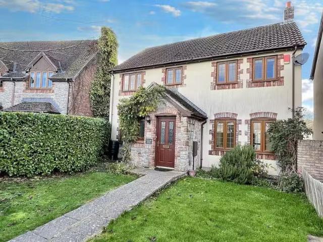 Cheap 2 BA 4 bedroom detached house for rent in Sandford Road.