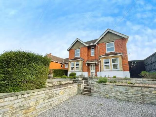 New 2 BA 4 bedroom detached house for rent in Somerton Road, S.