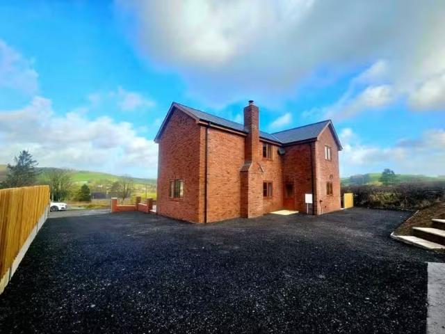 Cheap 2 BA 4 bedroom detached house for rent in St. Harmon, Rh.
