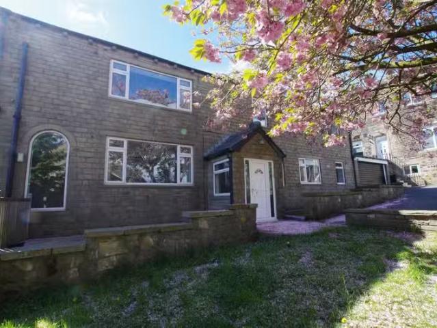 New 2 BA 4 bedroom detached house for rent in Stainland Road.