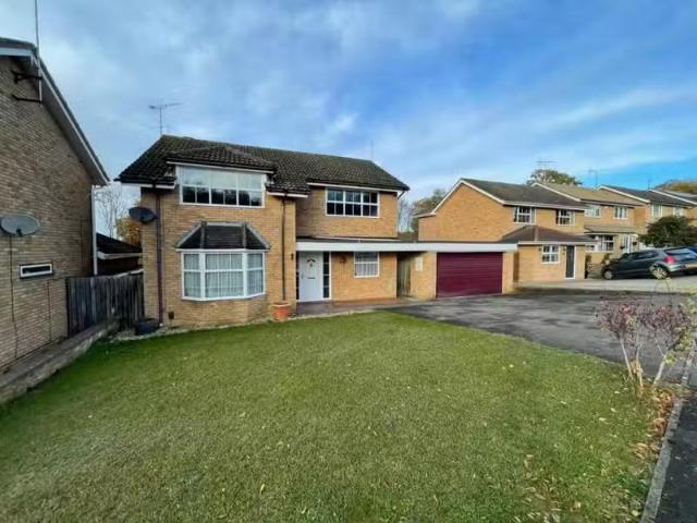 Unique 2 BA 4 bedroom detached house for rent in Sunnycroft, H.
