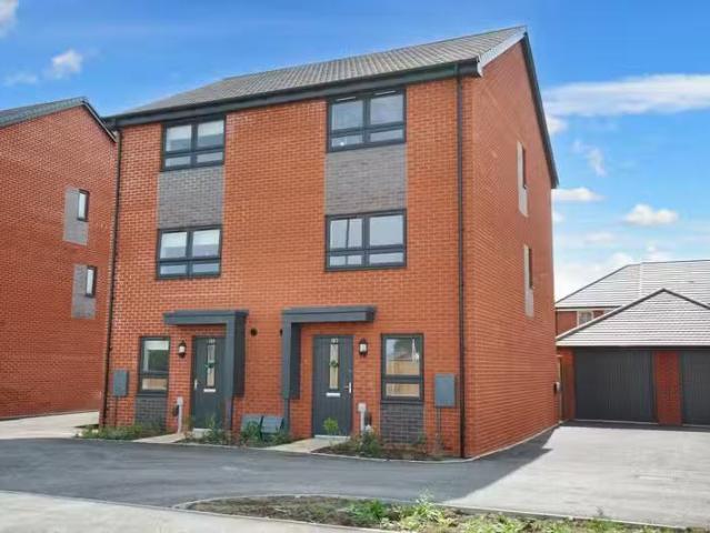 Cheap 2 BA 4 bedroom end of terrace house for rent in White Li.