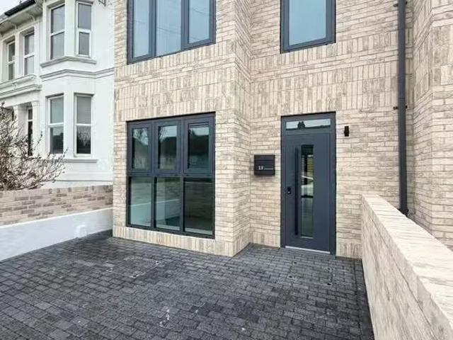 For Rent! 2 BA 4 bedroom end of terrace house for rent in Shel.