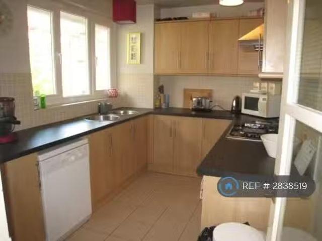 Deal! 2 BA 4 bedroom flat for rent in Myddleton Street, London.