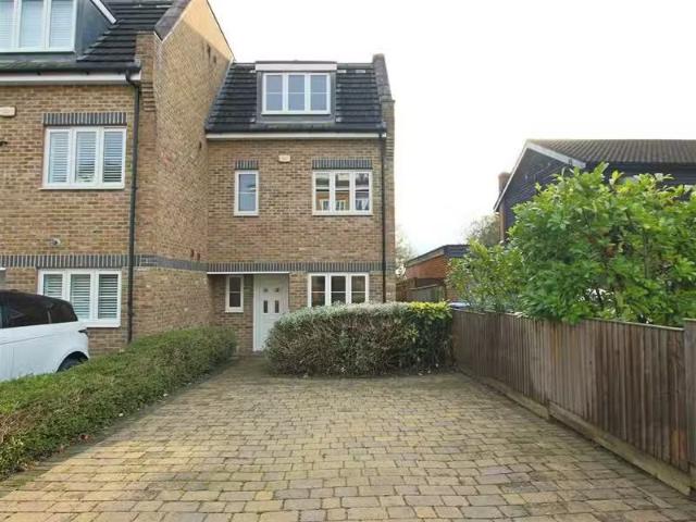 For Rent! 2 BA 4 bedroom house for rent in Crescent Road, ENFI.
