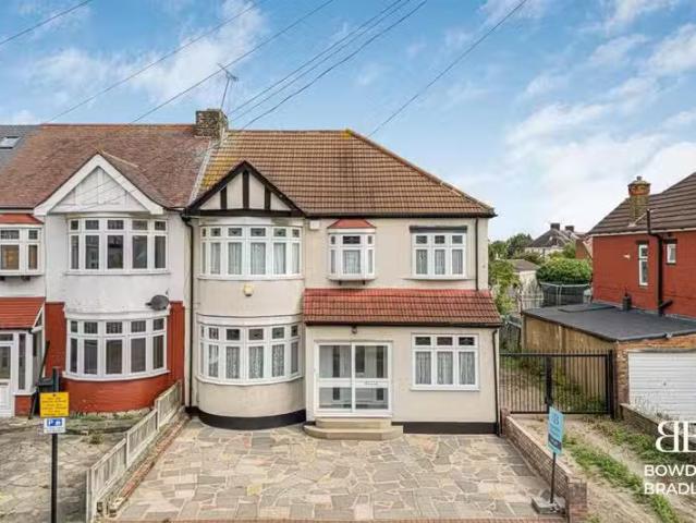 New 2 BA 4 bedroom house for rent in Headley Drive, Ilford, IG2