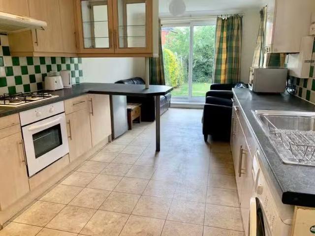 Deal! 2 BA 4 bedroom house for rent in Student Four Double Bed.