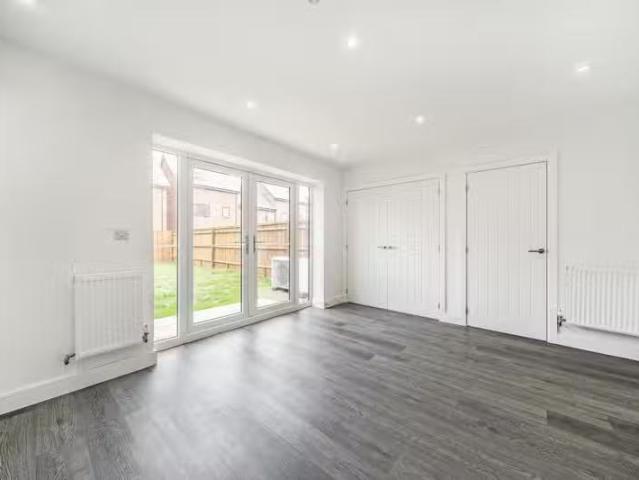 Unique 2 BA 4 bedroom link detached house for rent in Aylesbur.