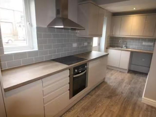 Just in! 2 BA 4 bedroom private hall for rent in Allandale Gar.