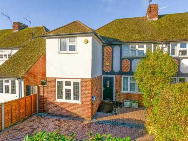 Cozy 2 BA 4 bedroom semi detached house for rent in Molesey Ro.