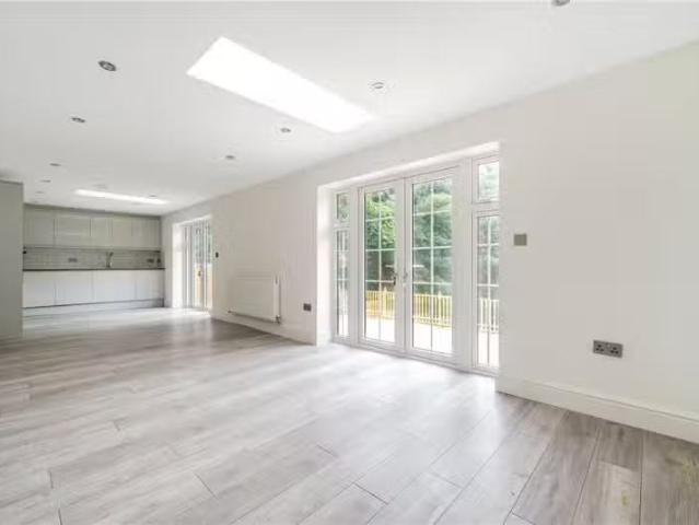 Deal! 2 BA 4 bedroom semi detached house for rent in Ockford R.