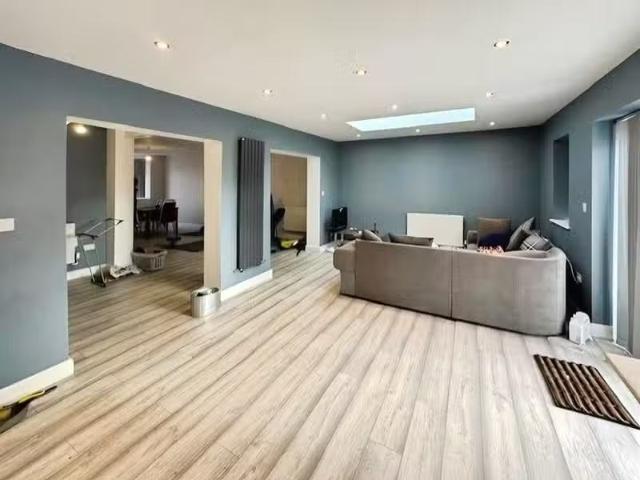 Charming 2 BA 4 bedroom Semi Detached House to rent, Roland Av.