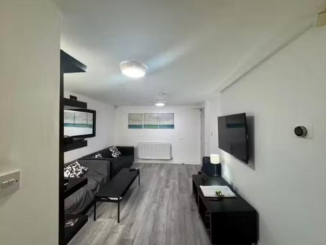 For Rent! 2 BA 5 bedroom terraced house for rent in Empress Ro.