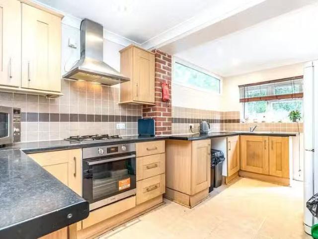 Cheap 2 BA 5 bedroom Detached House to rent, Burgess Road, Sou.