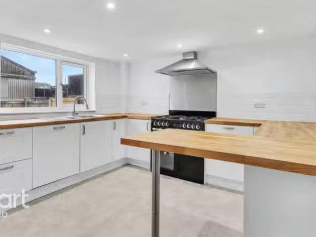 Cozy 2 BA 5 bedroom detached house for rent in Fernfield Lane.
