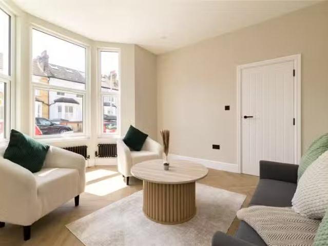 New 2 BA 5 bedroom property to let in Springrice Road, London.