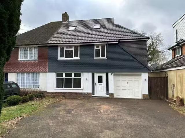 Cheap 2 BA 5 bedroom semi detached house for rent in Dower Roa.