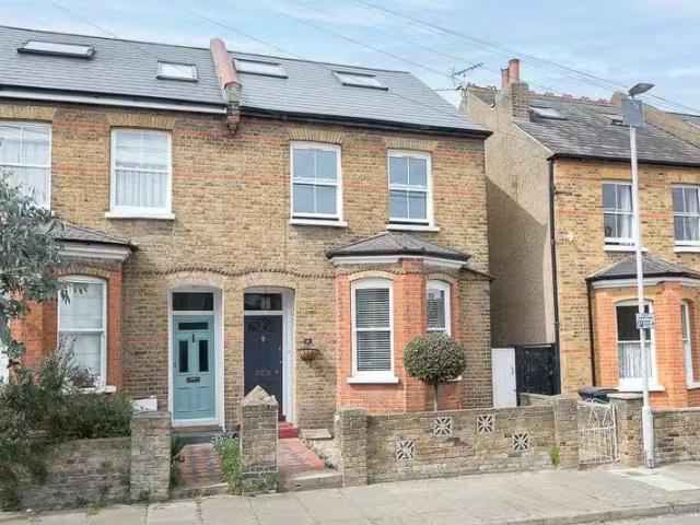 Cozy 2 BA 5 bedroom semi detached house for rent in Glenthorne.