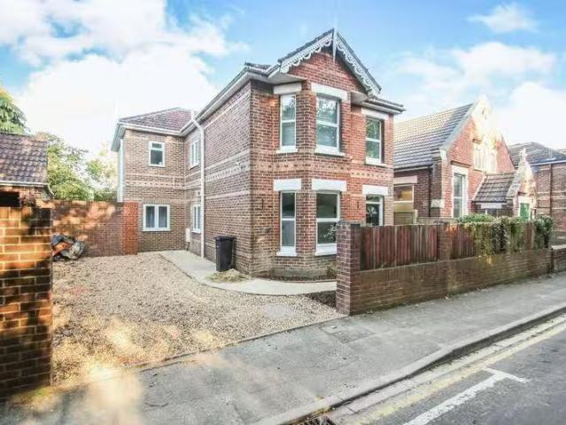 Unique 2 BA 6 bedroom detached house for rent in Alton Road, B.