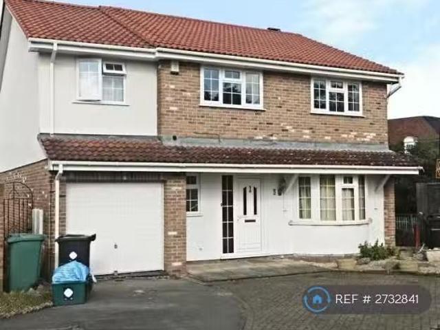 Nice 2 BA 6 bedroom detached house for rent in Kite Hay Close.