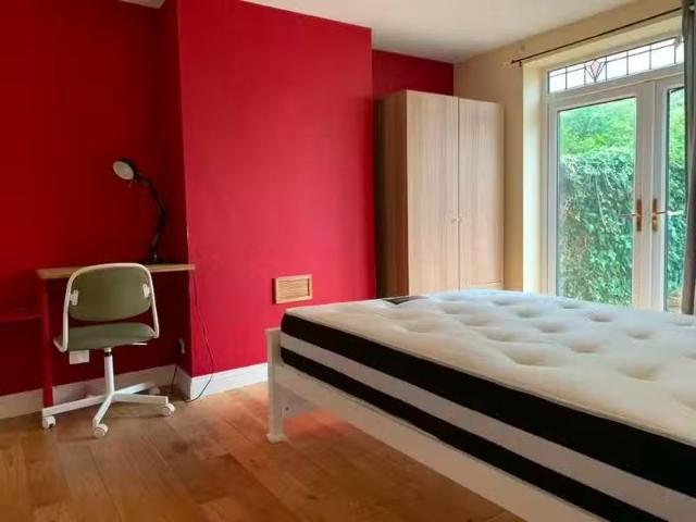 Unique 2 BA 6 bedroom semi detached house for rent in Northvil.