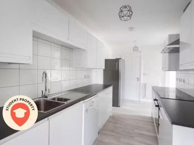 Rental! 2 BA 6 bedroom semi detached house for rent in Shetlan.