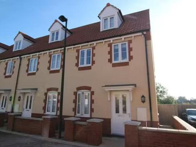 New 2 BA 7 bedroom terraced house for rent in Foxglove Close.