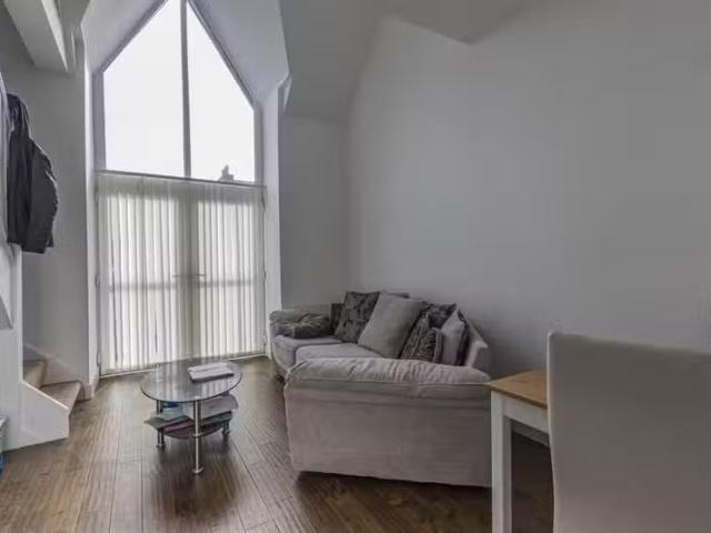 Nice 2 bedroom apartment for rent in Newfoundland Road, Heath.