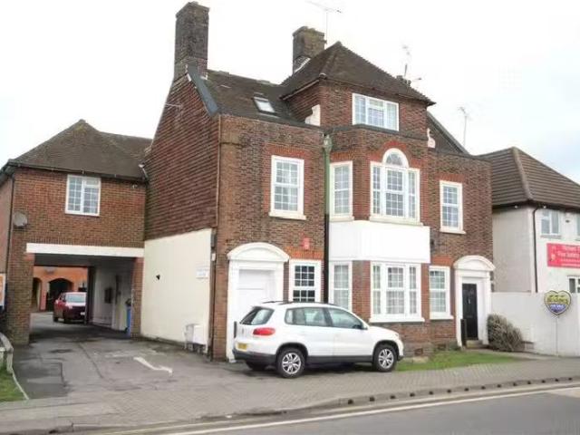 Rental! 2 bedroom apartment for rent in Ash Road, Aldershot, H.